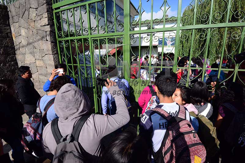 Se movilizan nuevamente alumnos de Prepa 3 contra su directora