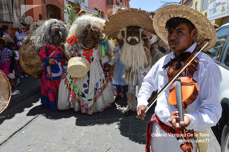 Viejos de Corpus en Temascalcingo: danzando a 30 grados centígrados