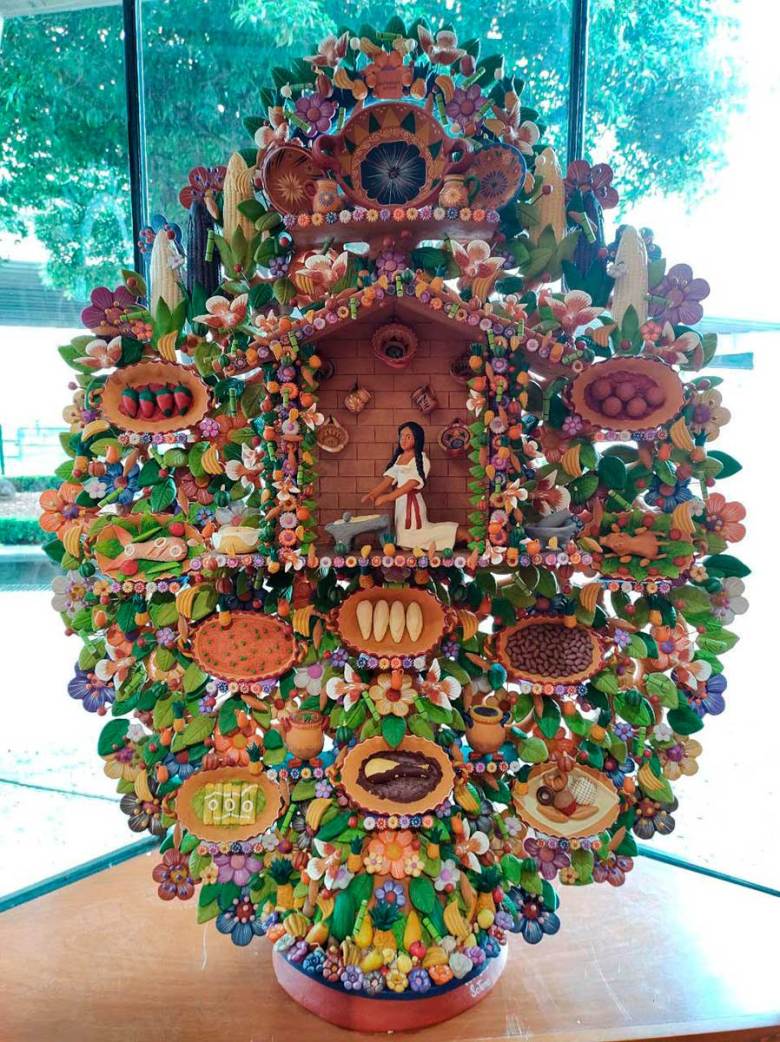 Artesano de Metepec crea árbol de la vida con temática gastronómica