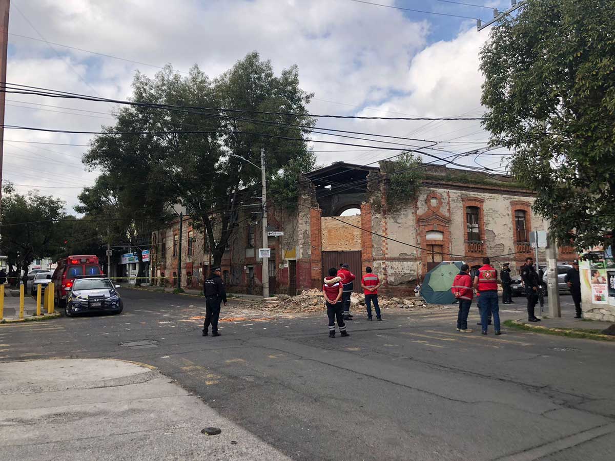 Se derrumba fachada de casona, cobra una vida y deja un lesionado