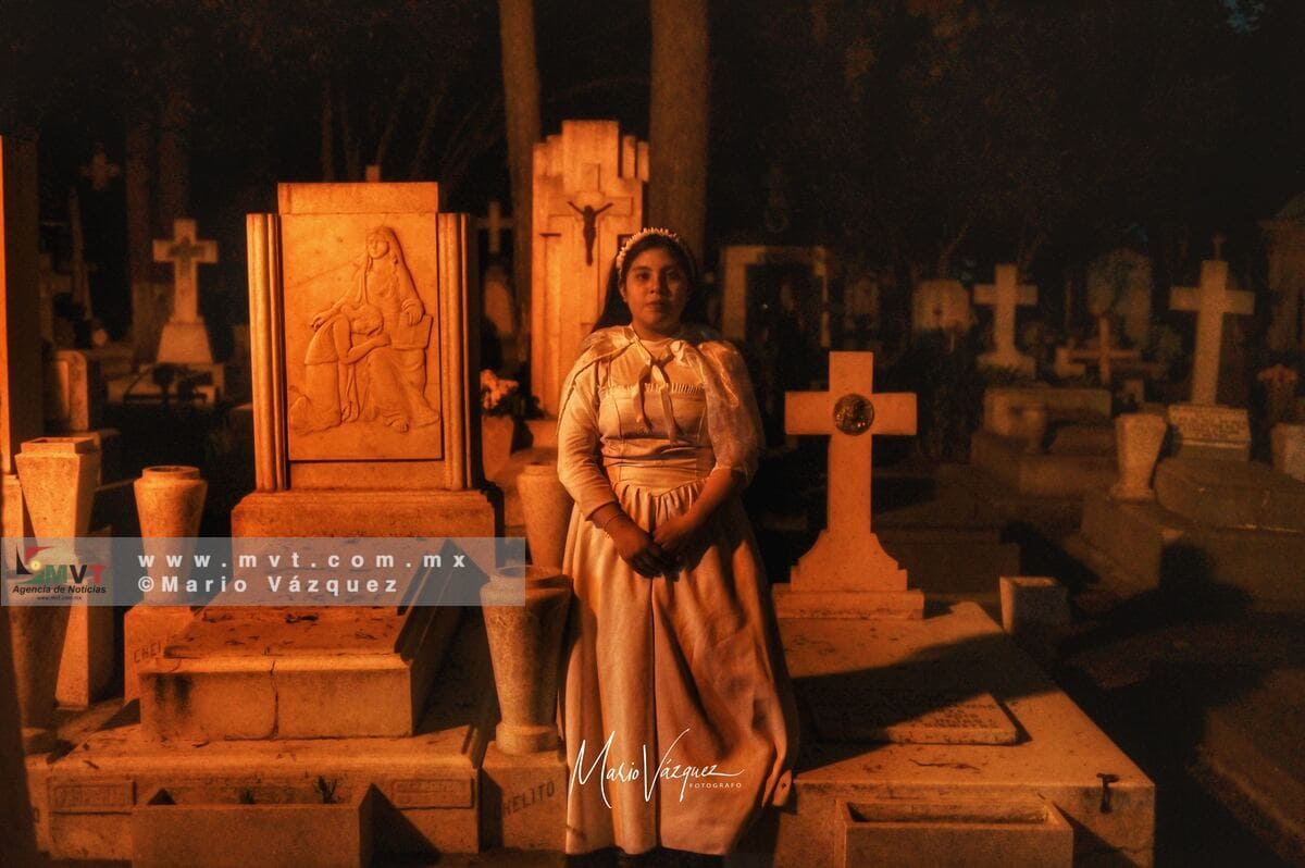 De noche, narran leyendas en el panteón La Soledad de Toluca