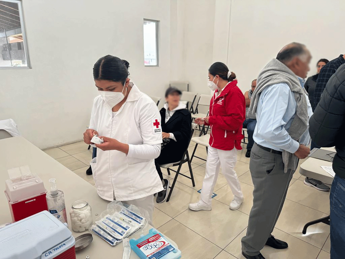 Acerca Cruz Roja la vacuna de Pfizer contra Covid-19 a los vecinos del ...