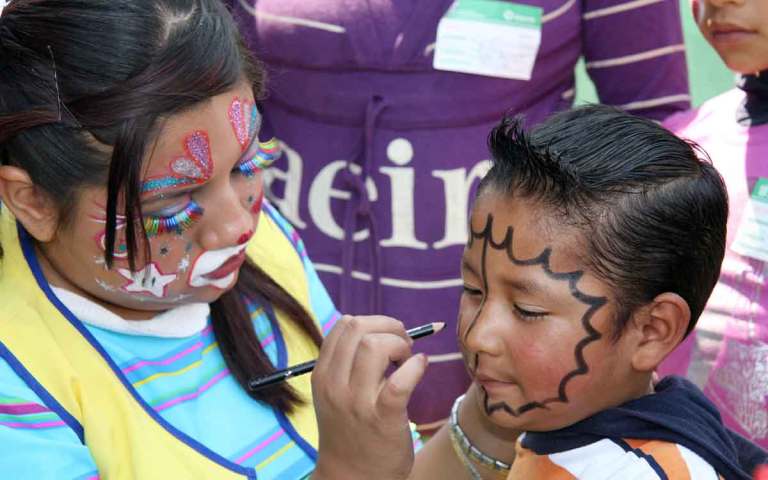 Zinacantepec abre curso de pinta caritas para el Día del Niño
