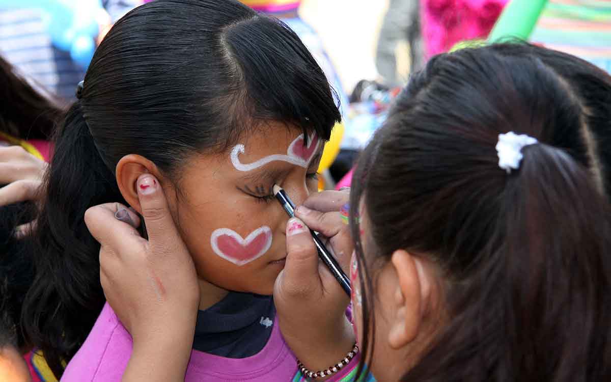 Zinacantepec abre curso de pinta caritas para el Día del Niño