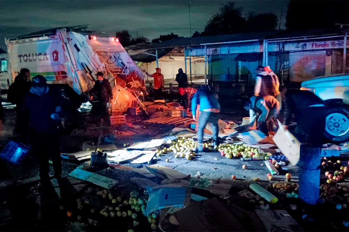 Desalojan puestos ambulantes de la zona terminal mercado
