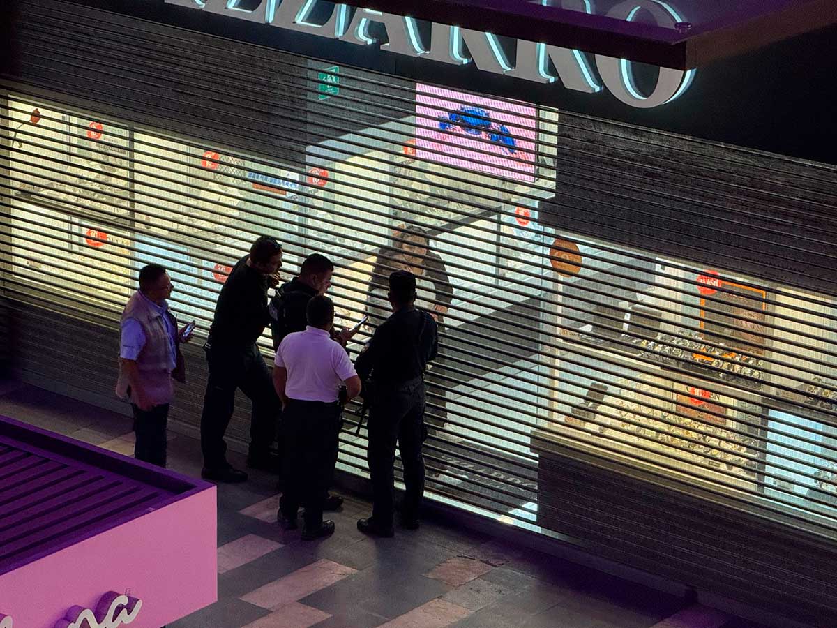 Asaltan joyería en plaza Town Square Metepec; hay un detenido