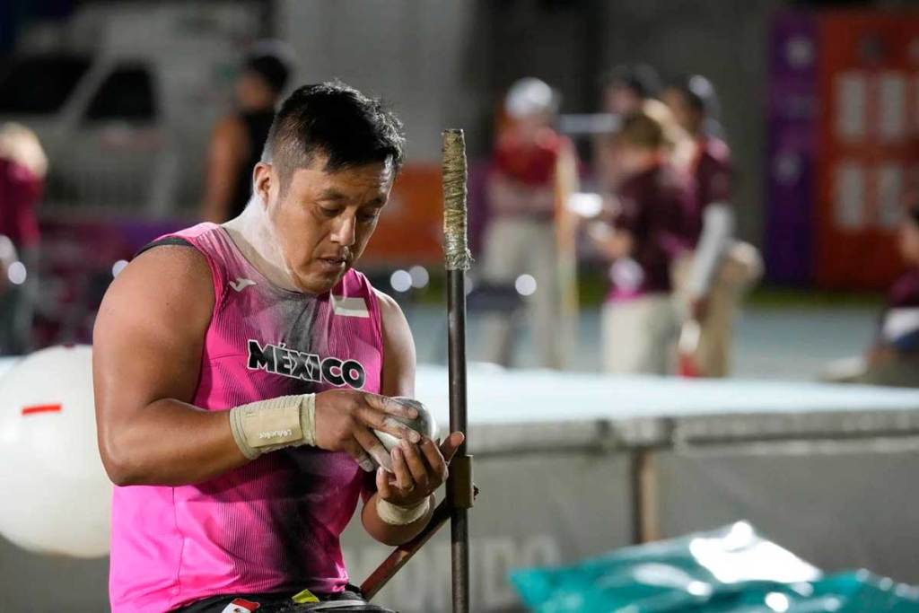 Mexiquense Jonathan Salinas impone récord continental en lanzamiento de bala F54