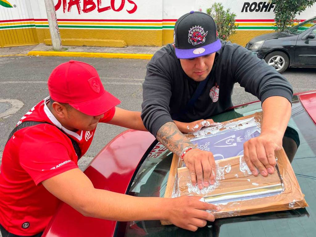 Afición del Toluca “pinta” la ciudad: rotulan más de 20 mil autos rumbo ...
